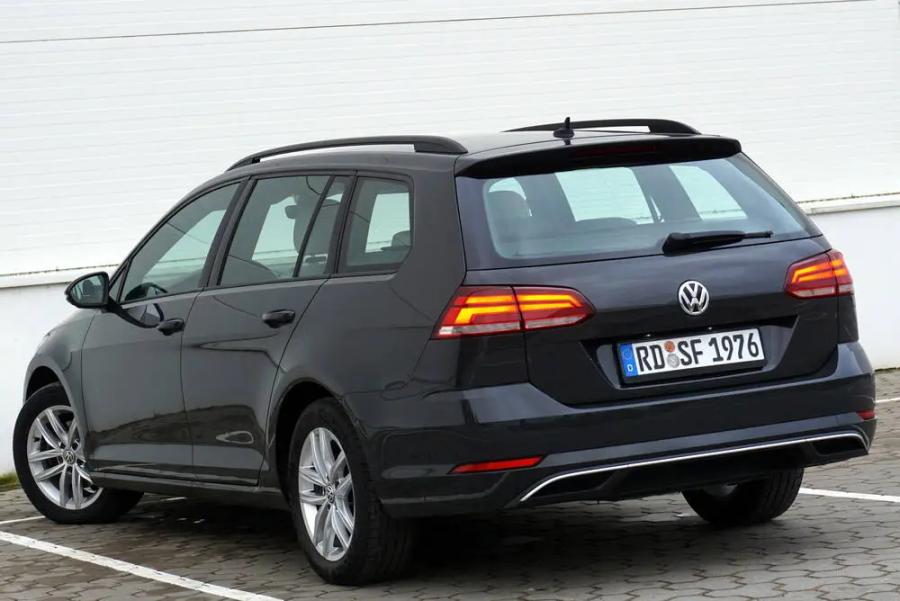 Grey Volkswagen Golf 2018 in Riga, with an engine capacity of 1.60 L and mileage of 221 thousand km for 7300 €, photo 9 on AUTOMOTO.COM.LV