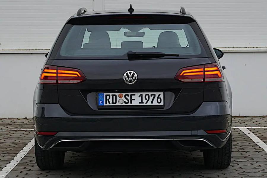 Grey Volkswagen Golf 2018 in Riga, with an engine capacity of 1.60 L and mileage of 221 thousand km for 7300 €, photo 10 on AUTOMOTO.COM.LV