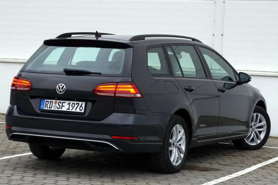 Grey Volkswagen Golf 2018 in Riga, with an engine capacity of 1.60 L and mileage of 221 thousand km for 7300 €, photo 11 on AUTOMOTO.COM.LV