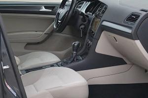 Grey Volkswagen Golf 2018 in Riga, with an engine capacity of 1.60 L and mileage of 221 thousand km for 7300 €, photo 15 on AUTOMOTO.COM.LV