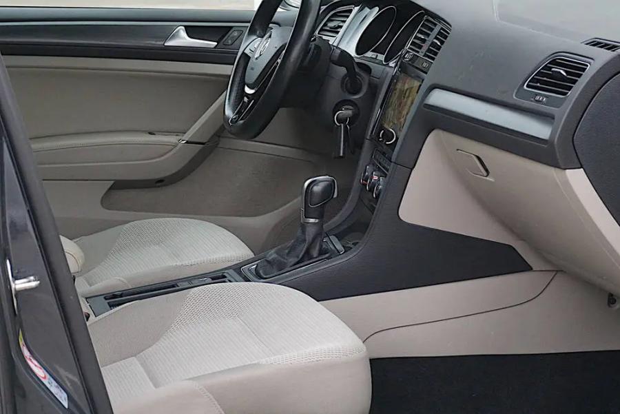 Grey Volkswagen Golf 2018 in Riga, with an engine capacity of 1.60 L and mileage of 221 thousand km for 7300 €, photo 15 on AUTOMOTO.COM.LV