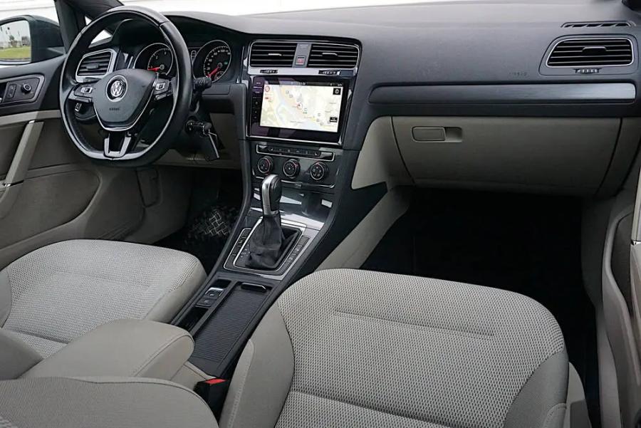 Grey Volkswagen Golf 2018 in Riga, with an engine capacity of 1.60 L and mileage of 221 thousand km for 7300 €, photo 17 on AUTOMOTO.COM.LV