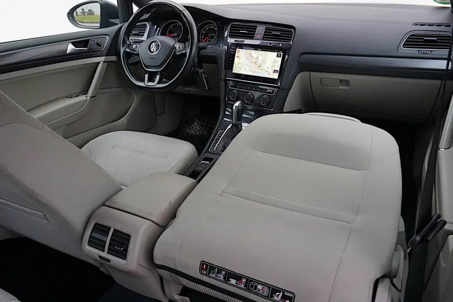 Grey Volkswagen Golf 2018 in Riga, with an engine capacity of 1.60 L and mileage of 221 thousand km for 7300 €, photo 18 on AUTOMOTO.COM.LV