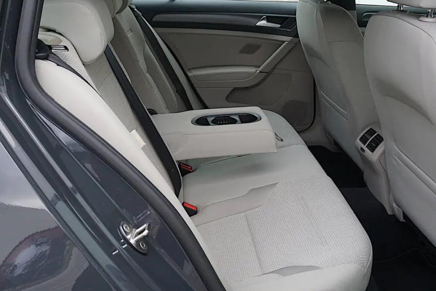 Grey Volkswagen Golf 2018 in Riga, with an engine capacity of 1.60 L and mileage of 221 thousand km for 7300 €, photo 19 on AUTOMOTO.COM.LV