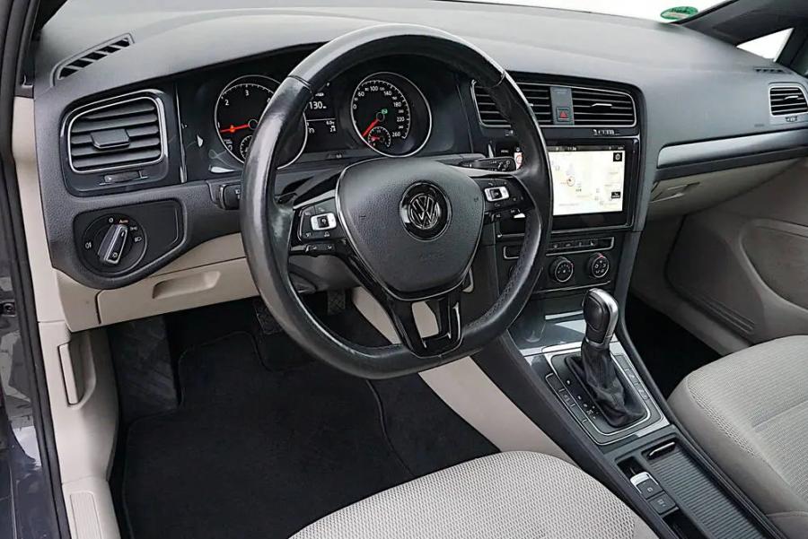 Grey Volkswagen Golf 2018 in Riga, with an engine capacity of 1.60 L and mileage of 221 thousand km for 7300 €, photo 22 on AUTOMOTO.COM.LV