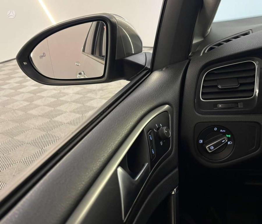 Grey Volkswagen Golf 2018 in Marijampole, with an engine capacity of 1.60 L and mileage of 231 thousand km for 8850 €, photo 5 on AUTOMOTO.COM.LV