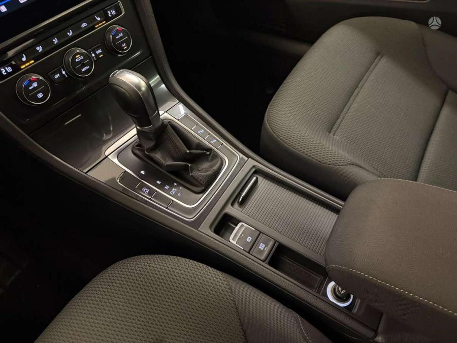 Grey Volkswagen Golf 2018 in Marijampole, with an engine capacity of 1.60 L and mileage of 231 thousand km for 8850 €, photo 13 on AUTOMOTO.COM.LV