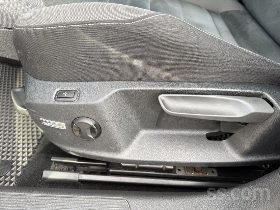 Grey Volkswagen Golf 2018 in Riga, with an engine capacity of 2.00 L and mileage of 292 thousand km for 12100 €, photo 6 on AUTOMOTO.COM.LV