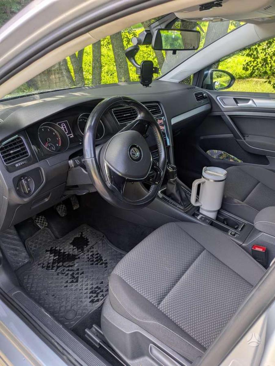 Pelēks Volkswagen Golf 2018 Viļņa, ar dzinēja tilpumu 1.50 L un nobraukumu 167 tūkst. km par 9500 €, foto 12 vietnē AUTOMOTO.COM.LV