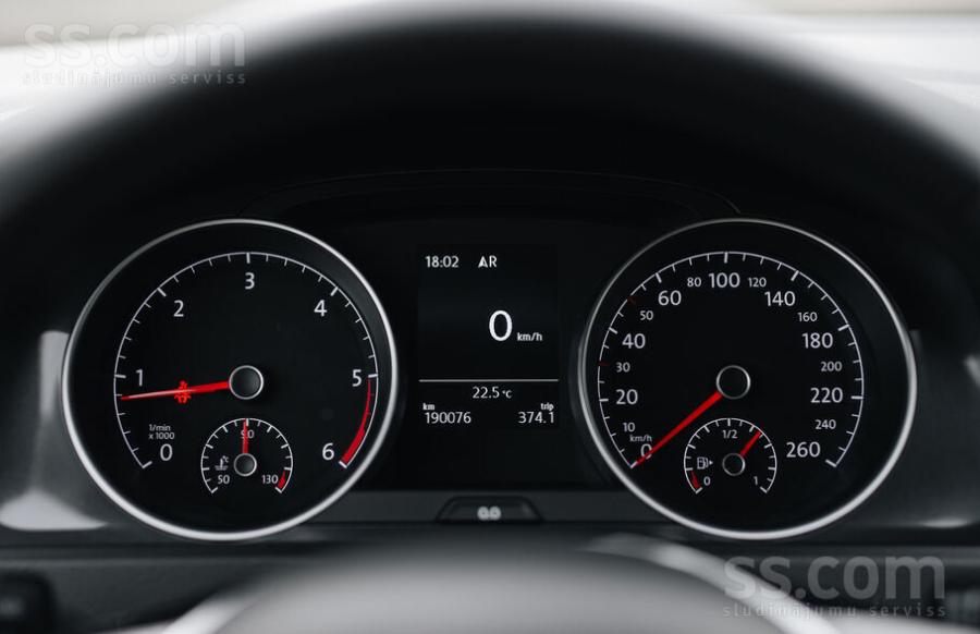 Grey Volkswagen Golf 2018 in Riga, with an engine capacity of 1.60 L and mileage of 189 thousand km for 9600 €, photo 8 on AUTOMOTO.COM.LV