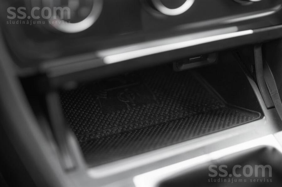 Grey Volkswagen Golf 2018 in Riga, with an engine capacity of 1.60 L and mileage of 189 thousand km for 9600 €, photo 15 on AUTOMOTO.COM.LV