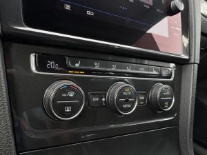 Grey Volkswagen Golf 2018 in Riga, with an engine capacity of 1.60 L and mileage of 269 thousand km for 5990 €, photo 8 on AUTOMOTO.COM.LV