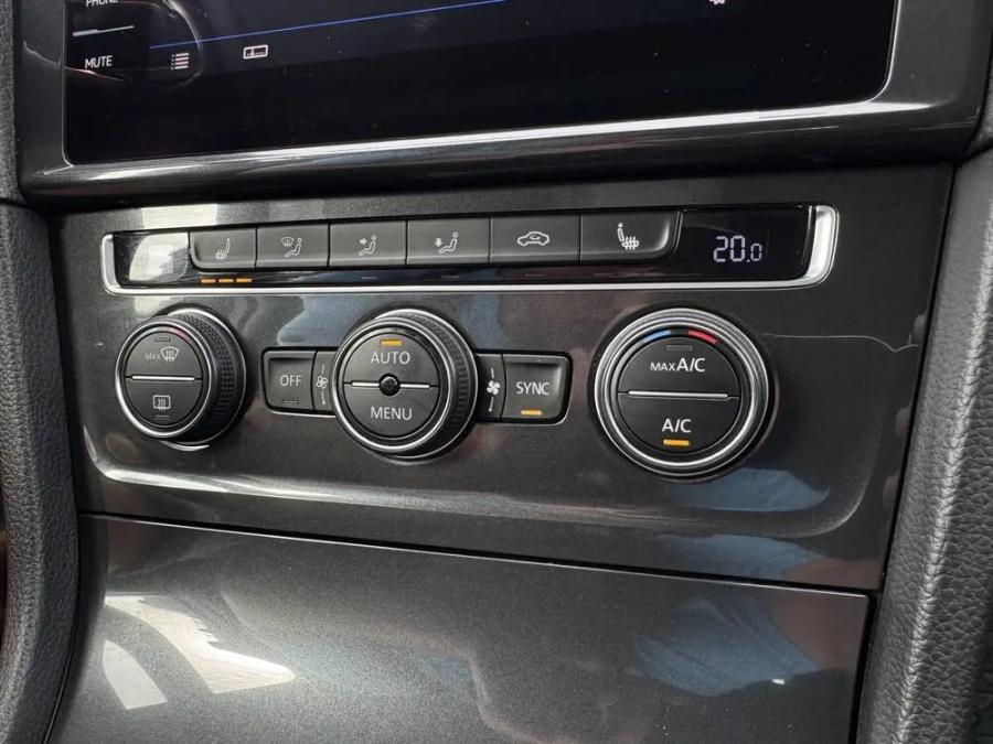 Grey Volkswagen Golf 2018 in Riga, with an engine capacity of 1.60 L and mileage of 269 thousand km for 5990 €, photo 9 on AUTOMOTO.COM.LV