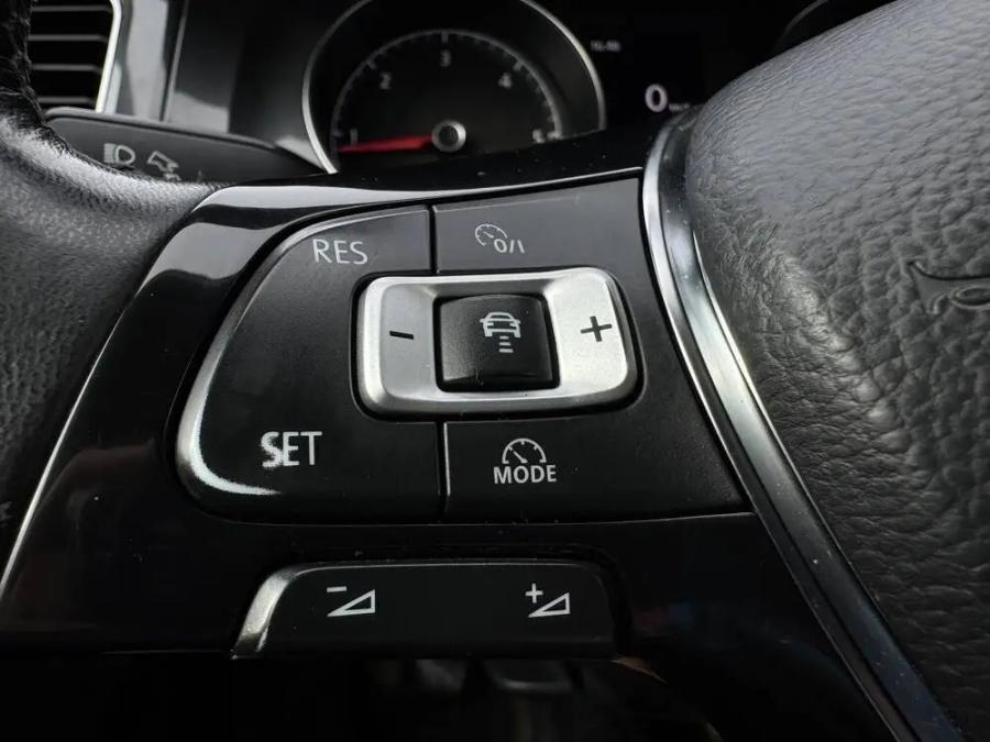 Grey Volkswagen Golf 2018 in Riga, with an engine capacity of 1.60 L and mileage of 269 thousand km for 5990 €, photo 17 on AUTOMOTO.COM.LV