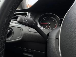 Grey Volkswagen Golf 2018 in Riga, with an engine capacity of 1.60 L and mileage of 269 thousand km for 5990 €, photo 18 on AUTOMOTO.COM.LV