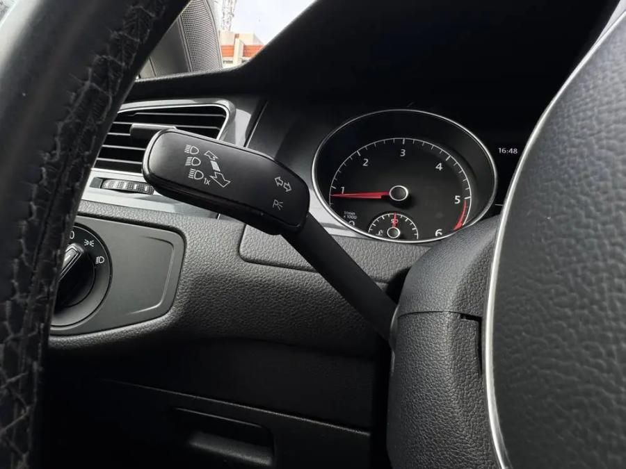 Grey Volkswagen Golf 2018 in Riga, with an engine capacity of 1.60 L and mileage of 269 thousand km for 5990 €, photo 18 on AUTOMOTO.COM.LV