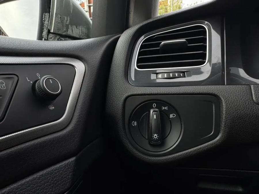 Grey Volkswagen Golf 2018 in Riga, with an engine capacity of 1.60 L and mileage of 269 thousand km for 5990 €, photo 19 on AUTOMOTO.COM.LV