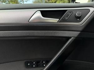 Grey Volkswagen Golf 2018 in Riga, with an engine capacity of 1.60 L and mileage of 269 thousand km for 5990 €, photo 20 on AUTOMOTO.COM.LV