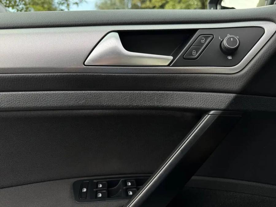 Grey Volkswagen Golf 2018 in Riga, with an engine capacity of 1.60 L and mileage of 269 thousand km for 5990 €, photo 20 on AUTOMOTO.COM.LV