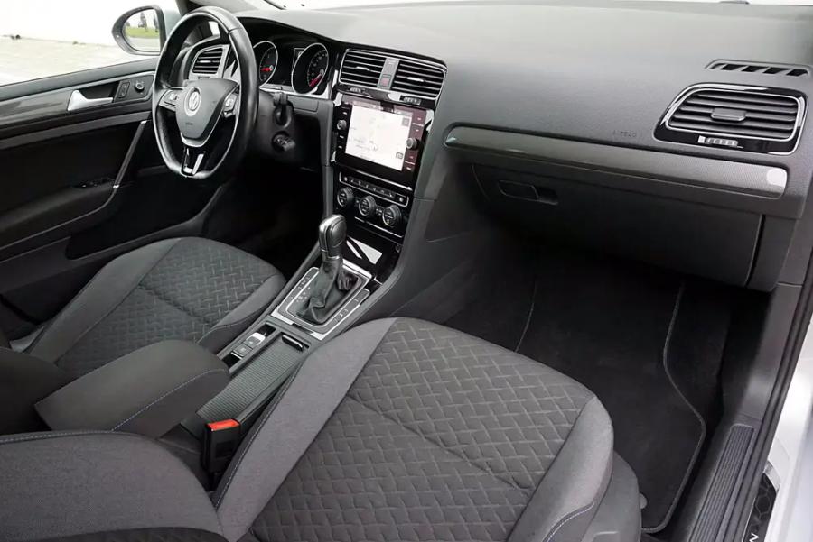 Grey Volkswagen Golf 2019 in Riga, with an engine capacity of 2.00 L and mileage of 278 thousand km for 9700 €, photo 12 on AUTOMOTO.COM.LV