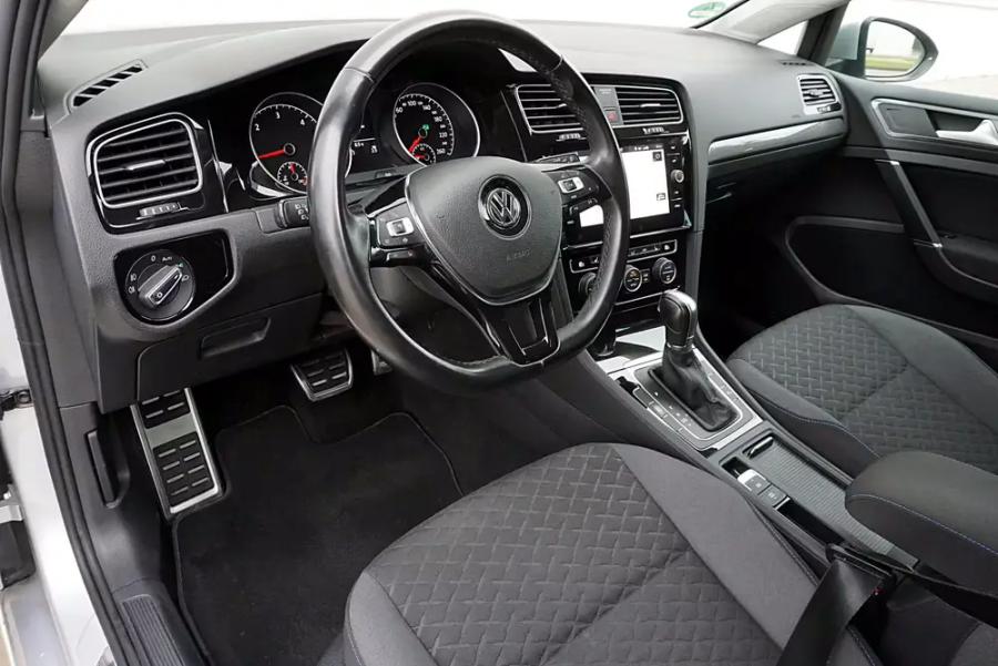 Grey Volkswagen Golf 2019 in Riga, with an engine capacity of 2.00 L and mileage of 278 thousand km for 9700 €, photo 15 on AUTOMOTO.COM.LV