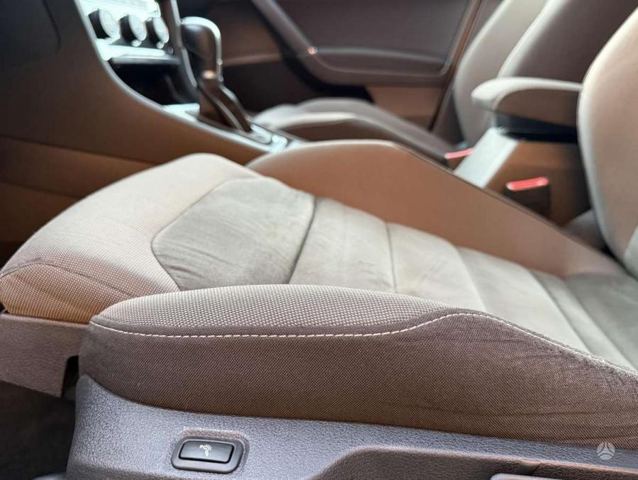 Grey Volkswagen Golf 2019 in Kaunas, with an engine capacity of 1.60 L and mileage of 241 thousand km for 7990 €, photo 32 on AUTOMOTO.COM.LV