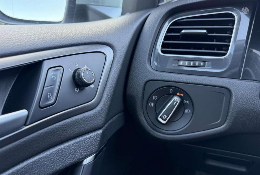 Grey Volkswagen Golf 2019 in Kaunas, with an engine capacity of 1.60 L and mileage of 241 thousand km for 7990 €, photo 40 on AUTOMOTO.COM.LV