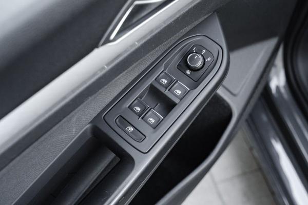 Pelēks Volkswagen Golf 2020 Mārupe, ar dzinēja tilpumu 2.00 L un nobraukumu 135 tūkst. km par 20450 €, foto 7 vietnē AUTOMOTO.COM.LV