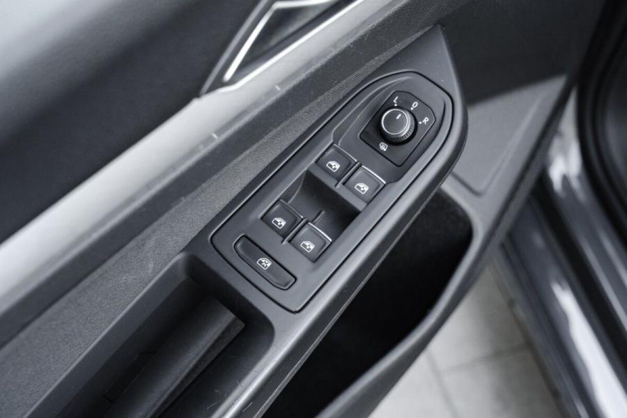 Pelēks Volkswagen Golf 2020 Mārupe, ar dzinēja tilpumu 2.00 L un nobraukumu 135 tūkst. km par 20450 €, foto 8 vietnē AUTOMOTO.COM.LV