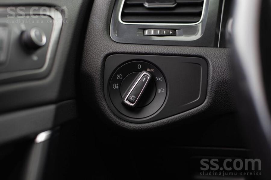 Grey Volkswagen Golf 2020 in Riga, with an engine capacity of 1.50 L and mileage of 176 thousand km for 11990 €, photo 15 on AUTOMOTO.COM.LV