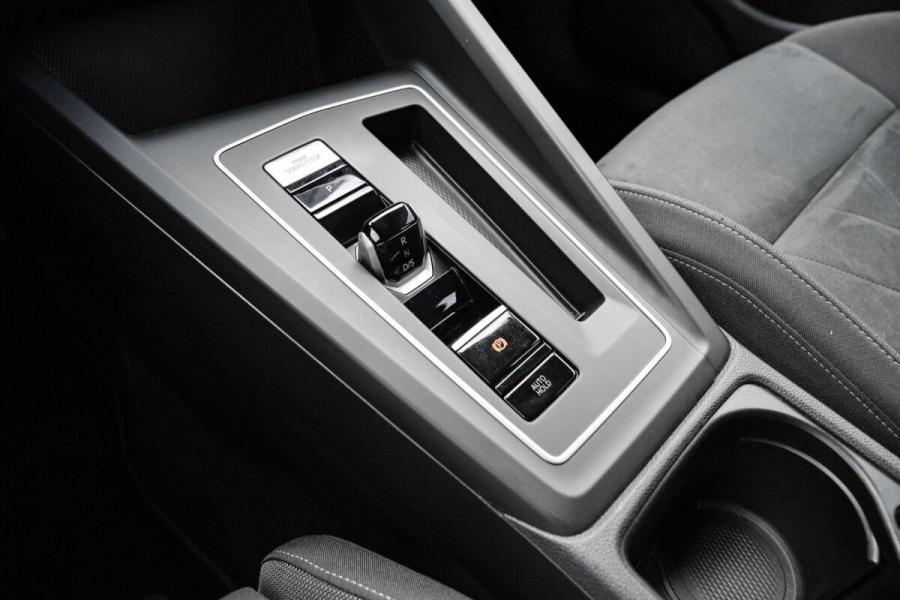 Grey Volkswagen Golf 2021 in Riga, with an engine capacity of 2.00 L and mileage of 130 thousand km for 18500 €, photo 16 on AUTOMOTO.COM.LV