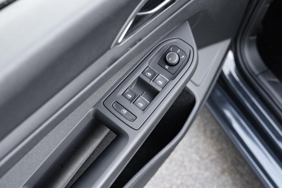 Grey Volkswagen Golf 2021 in Riga, with an engine capacity of 2.00 L and mileage of 130 thousand km for 18500 €, photo 29 on AUTOMOTO.COM.LV
