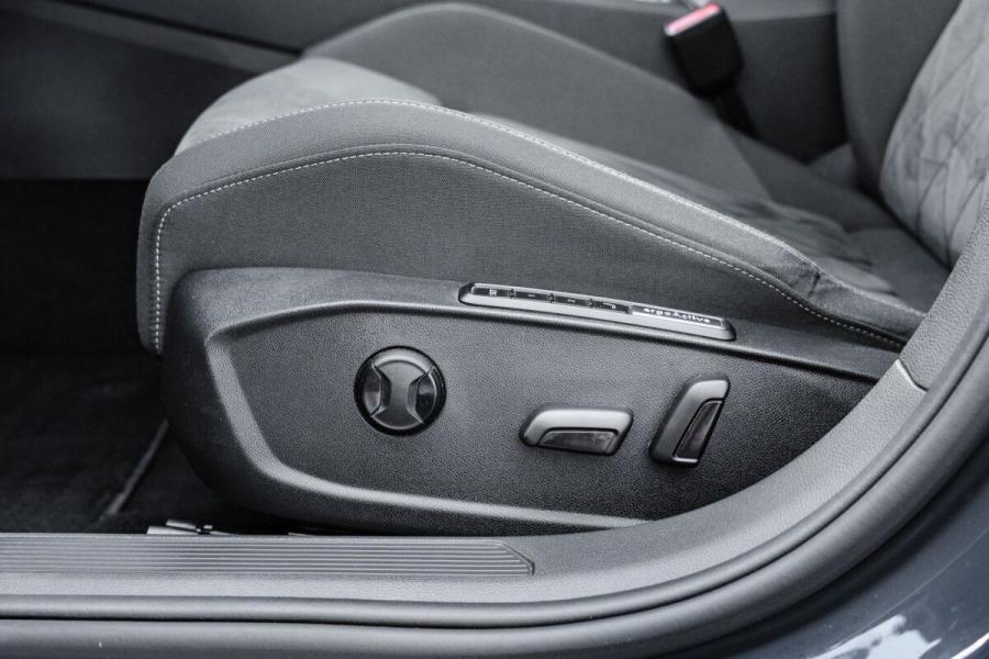 Grey Volkswagen Golf 2021 in Riga, with an engine capacity of 2.00 L and mileage of 130 thousand km for 18500 €, photo 30 on AUTOMOTO.COM.LV