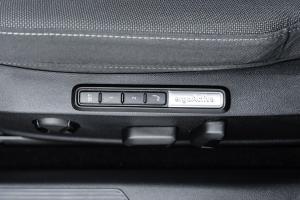 Grey Volkswagen Golf 2021 in Riga, with an engine capacity of 2.00 L and mileage of 130 thousand km for 18500 €, photo 31 on AUTOMOTO.COM.LV