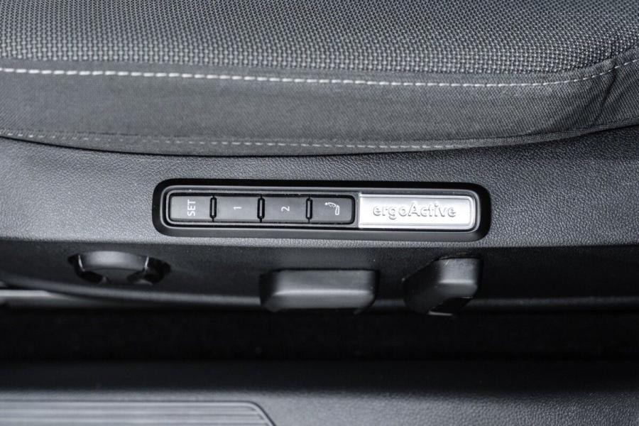Grey Volkswagen Golf 2021 in Riga, with an engine capacity of 2.00 L and mileage of 130 thousand km for 18500 €, photo 31 on AUTOMOTO.COM.LV