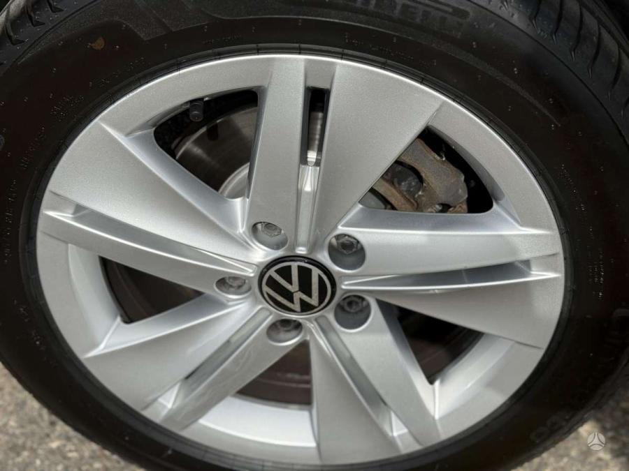 Grey Volkswagen Golf 2021 in Vilnius, with an engine capacity of 1.97 L and mileage of 228 thousand km for 11999 €, photo 11 on AUTOMOTO.COM.LV