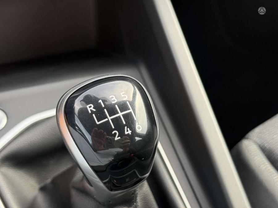 Grey Volkswagen Golf 2021 in Vilnius, with an engine capacity of 1.97 L and mileage of 228 thousand km for 11999 €, photo 22 on AUTOMOTO.COM.LV