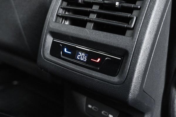 Grey Volkswagen Golf 2022 in Riga, with an engine capacity of 2.00 L and mileage of 154 thousand km for 15500 €, photo 8 on AUTOMOTO.COM.LV