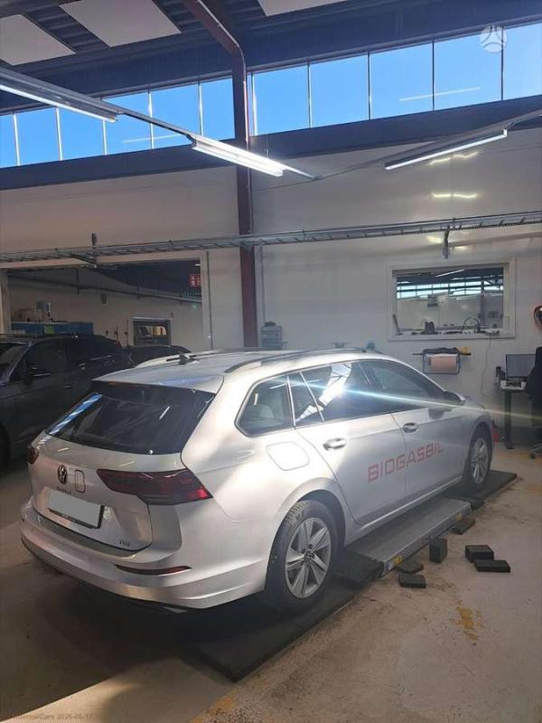 Pelēks Volkswagen Golf 2023 Viļņa, ar dzinēja tilpumu 1.50 L un nobraukumu 43 tūkst. km par 18140 €, foto 2 vietnē AUTOMOTO.COM.LV