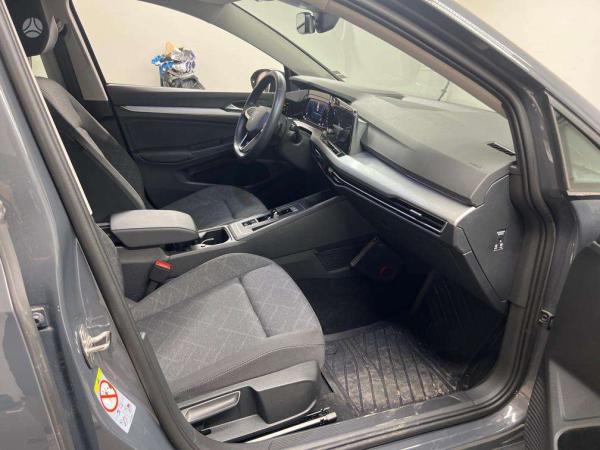 Pelēks Volkswagen Golf 2023 Viļņa, ar dzinēja tilpumu 1.50 L un nobraukumu 28 tūkst. km par 20270 €, foto 7 vietnē AUTOMOTO.COM.LV