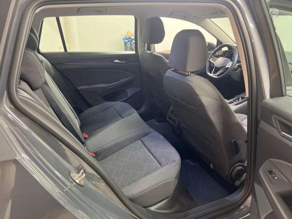 Pelēks Volkswagen Golf 2023 Viļņa, ar dzinēja tilpumu 1.50 L un nobraukumu 28 tūkst. km par 20270 €, foto 10 vietnē AUTOMOTO.COM.LV
