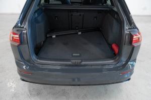 Grey Volkswagen Golf 2023 in Vilnius, with an engine capacity of 2.00 L and mileage of 147 thousand km for 21500 €, photo 25 on AUTOMOTO.COM.LV