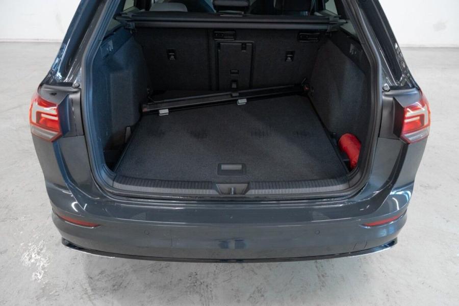 Grey Volkswagen Golf 2023 in Vilnius, with an engine capacity of 2.00 L and mileage of 147 thousand km for 21500 €, photo 25 on AUTOMOTO.COM.LV