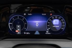 Pelēks Volkswagen Golf 2023 Viļņa, ar dzinēja tilpumu 2.00 L un nobraukumu 92 tūkst. km par 18450 €, foto 12 vietnē AUTOMOTO.COM.LV