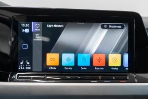 Pelēks Volkswagen Golf 2023 Viļņa, ar dzinēja tilpumu 2.00 L un nobraukumu 92 tūkst. km par 18450 €, foto 16 vietnē AUTOMOTO.COM.LV