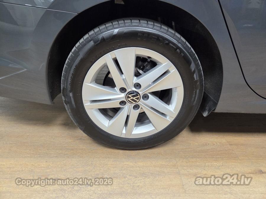 Pelēks Volkswagen Golf 2024 Tallina, ar dzinēja tilpumu 1.50 L un nobraukumu 32 tūkst. km par 22900 €, foto 23 vietnē AUTOMOTO.COM.LV