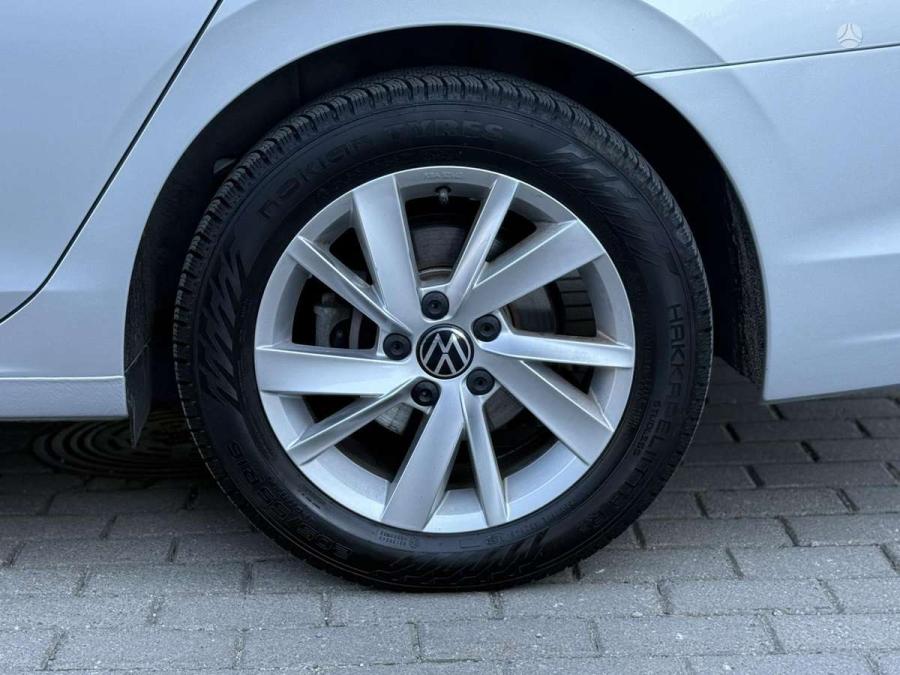 Grey Volkswagen Golf 2024 in Vilnius, with an engine capacity of 1.50 L and mileage of 22 thousand km for 19999 €, photo 12 on AUTOMOTO.COM.LV
