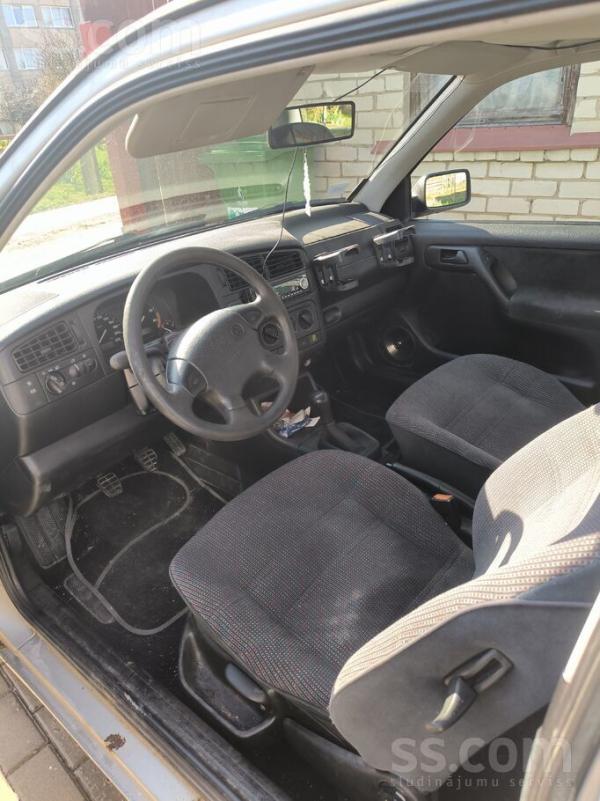 Volkswagen Golf 1996 in Bauska, with an engine capacity of 1.60 L and mileage of 32 thousand km for 400 €, photo 8 on AUTOMOTO.COM.LV
