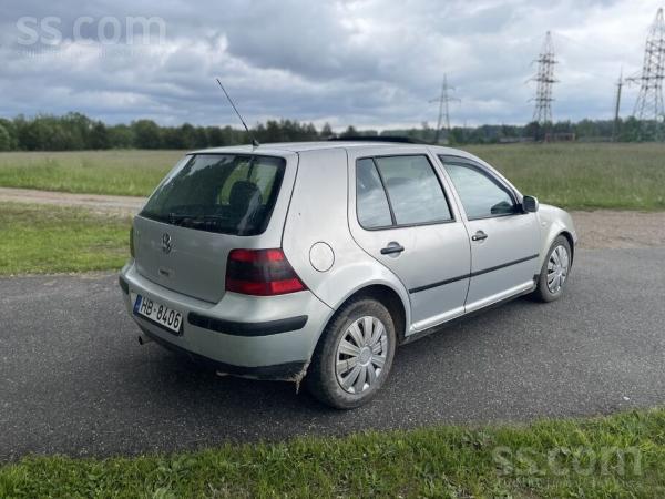 Volkswagen Golf 1997 in Cesis, with an engine capacity of 1.60 L and mileage of 238 thousand km for 550 €, photo 3 on AUTOMOTO.COM.LV
