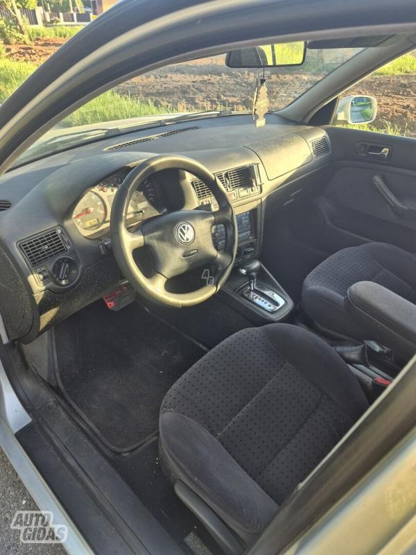 Volkswagen Golf 1999 in Siauliai, with an engine capacity of 1.60 L and mileage of 300 thousand km for 600 €, photo 9 on AUTOMOTO.COM.LV